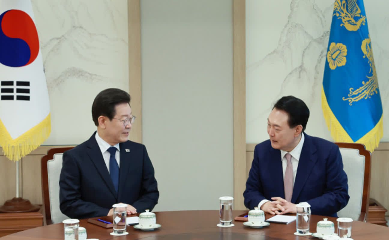 South Korean President Faces Political Crisis as Approval Rating Tumbles