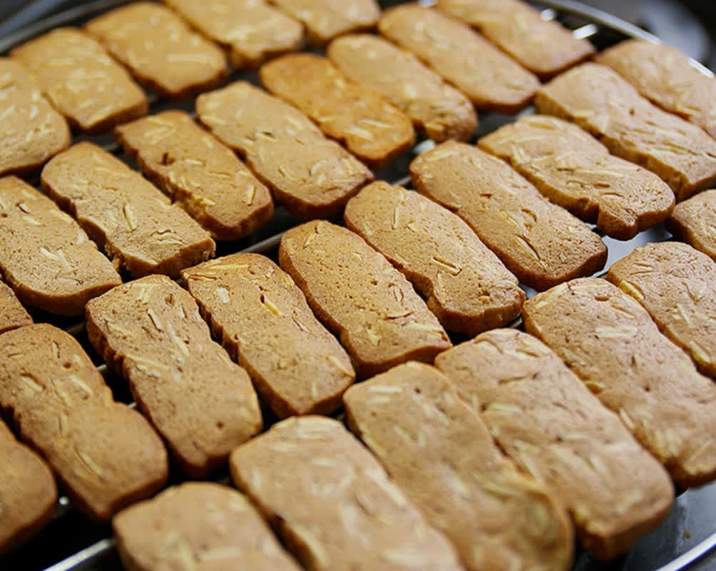 Almond Delight: Crafting the Perfect Crunchy Cookie!