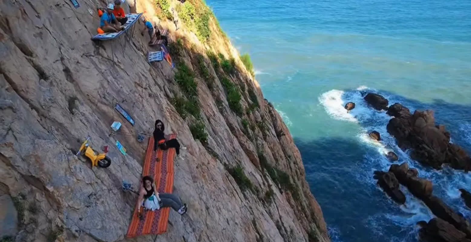 China’s $56 Cliffside Coffee Is Taking Adventure Tourism to New Heights