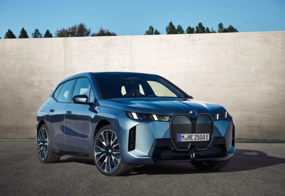 BMW’s New iX Electric SUV Boasts Up to 659 HP and 700 km Range